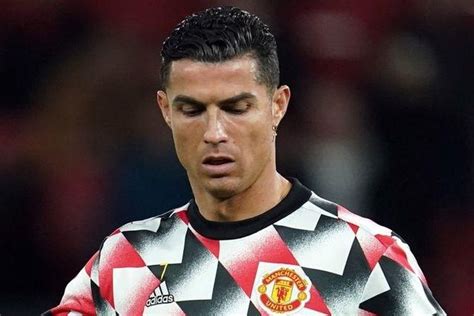 Ronaldo Nhận Hàng Loạt Chỉ Trích Khi Thiếu Tôn Trọng Mu Tạp Chí Tri