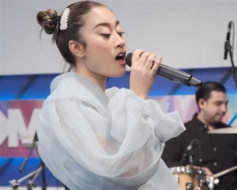 Potret Aisha Retno Penyanyi W H U T Yang Viral Di TikTok
