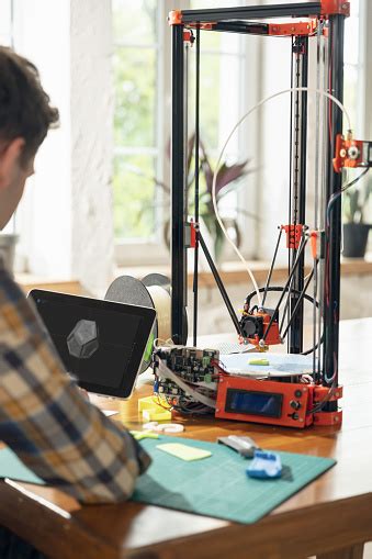 플라스틱 조각을 인쇄하는 차세대 3d 프린팅 머신 작은 공간 사무실 또는 비공개 용도로 사용 20 24세에 대한 스톡 사진 및 기타 이미지 Istock