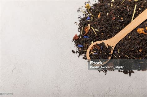 회색 질감 배경에 나무 숟가락에 녹색 향기로운 차의 잎 위에서 본 모습 텍스트를위한 장소 건강한 식생활에 대한 스톡 사진 및 기타 이미지 Istock