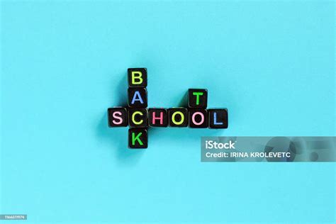 검은 큐브에 다채로운 글자에서 학교 텍스트로 돌아 크로스 워드 퍼즐 파란색 배경의 형태로 배치 개념 교육 및 학년 의 시작 복사