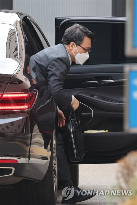 출근하는 김진욱 공수처장 연합뉴스