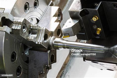 애즈 캐스트하십시오 기계 가공 공정을 절삭 도구를 Cnc 선반 Cnc 장치에 대한 스톡 사진 및 기타 이미지 Cnc 장치 강철 공장 산업 건물 Istock