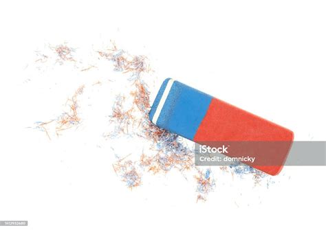 빨간색과 파란색 지우개와 지우개 부스러기가 흰색 배경에 격리되어 있으며 상단보기가 있습니다 실수를 지우기위한 사무용 공급 0명에
