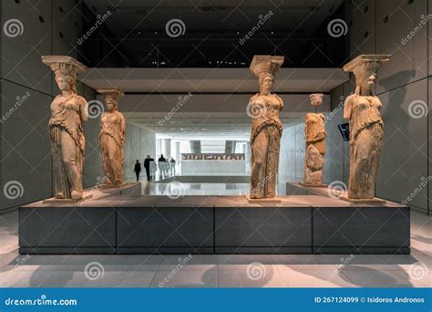 Les Caryatides Au Nouveau Musée De Lacropole à Athènes Image Stock
