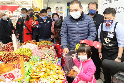 家樂福、獅子會、正安生命及高印昌贊助 侯友宜陪寄養兒少採買年貨兔兔好過新年