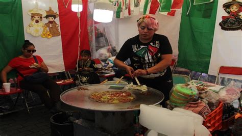 Ambulantes ofrecen antojitos mexicanos Corredor Gastronómico Puebla