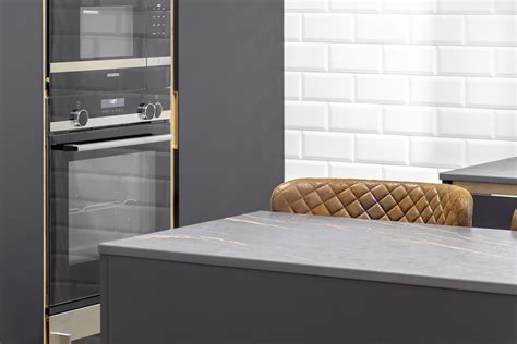 Gran Cocina Negra Con Gola De Madera E Isla Central Tierra HOME Design
