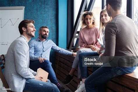 아름다운 비즈니스 사람들은 사무실에서 회의 중에 가젯을 사용하고 말하고 미소짓고 있습니다 경영자에 대한 스톡 사진 및 기타
