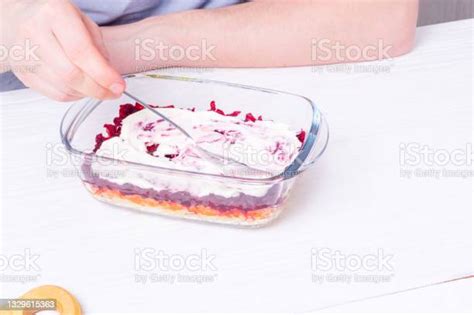 러시아 전통 설날 전채의 단계별 준비 삶은 야채와 마요네즈 의 층 아래 청어 11의 8 단계 강판 야채의 층에 마요네즈확산 끓는