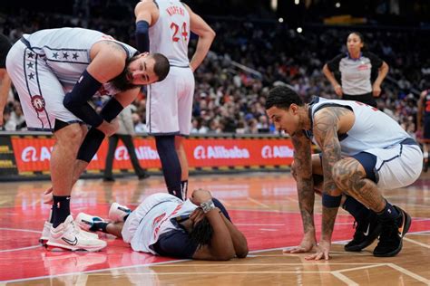 Koszmarna kontuzja zawodnika w NBA Opuścił parkiet na wózku