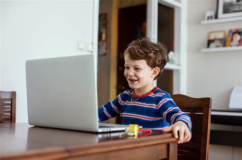 온라인 채팅 이나 수업 중에 컴퓨터를 응시 하는 어린 아이 미소 소년에 대한 스톡 사진 및 기타 이미지 소년 유치원 인터넷 Istock