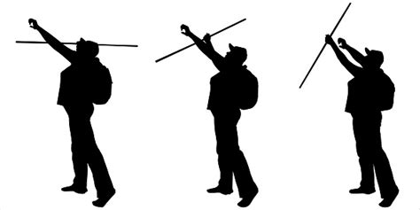 흰색 배경에 고립 된 여성 블랙 실루엣 모자를 쓴 한 여성이 배낭을 뒤로 하고 손에 지팡이를 들고 있었다 손을 들어 올린 여성