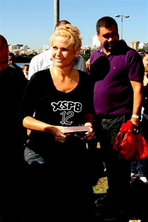 Ego Em Lançamento De Dvd Xuxa Recebe O Carinho De Junno E Da Enteada