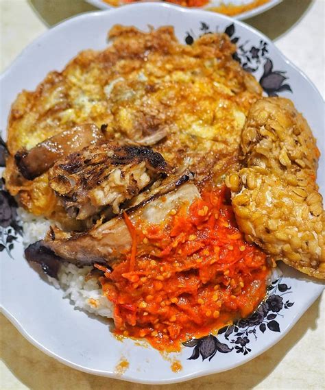 Sejak 1982 Sego Sambel Mak Yeye Tetap Jadi Favorit Pecinta Pedas Surabaya