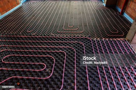 바닥 난방 시스템 설치 새로운 주거 용 건물의 물 바닥 난방 시스템 내부에 닫습니다 프로필렌 글리콜으로 채워진 파이프 개별 난방 바닥재에 대한 스톡 사진 및 기타 이미지