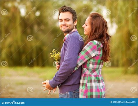 Pares Jovenes En Amor Foto De Archivo Imagen De Amor