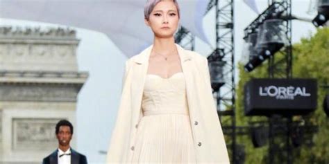 不会走秀的歌手不是好偶像 李宇春火力全开香街走秀手机新浪网