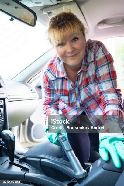 소녀 진공 청소기 자동차 인테리어입니다 빨간 머리를 한 여성이 살롱 청소를 합니다 진공청소기에 대한 스톡 사진 및 기타 이미지 진공청소기 차 한 명의 여자만 Istock
