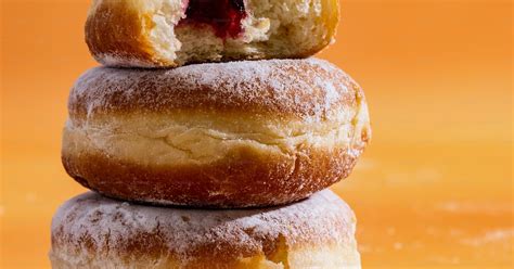 Foto zum Thema ein Stapel Donuts, die übereinander sitzen – Bild zu ...