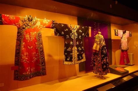 1992年2月26日中國絲綢博物館正式開館國務委員王芳紡織工業部部長吳文英和省長葛洪升為開館典禮剪綵 每日頭條