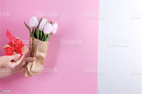 선물 공예 상자와 듀오 톤 화려한 벽에 튤립 꽃다발을 들고 여성의 손으로 축하 구성 공예에 대한 스톡 사진 및 기타 이미지