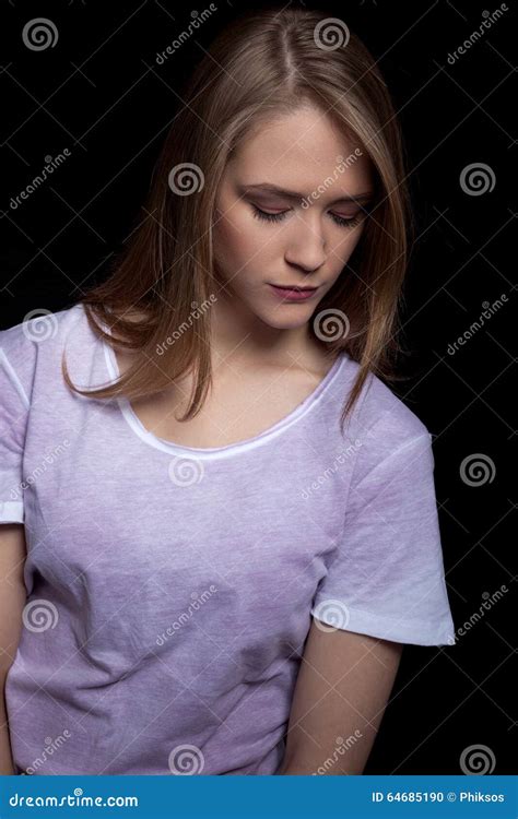 Портрет красивой белокурой студии предпосылки черноты модели женщины изображение запаса