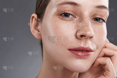 迷人的微笑女孩，脸上有雀斑