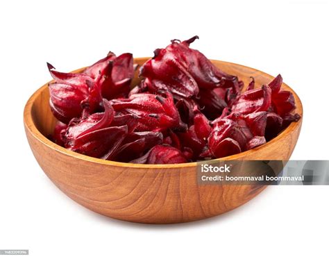 신선한 빨간 로젤 과일이나 히비스커스 사다리파가 하얀 배경에 분리된 나무 그릇에 담겨 있다 0명에 대한 스톡 사진 및 기타 이미지 0명 개체 그룹 과일 Istock