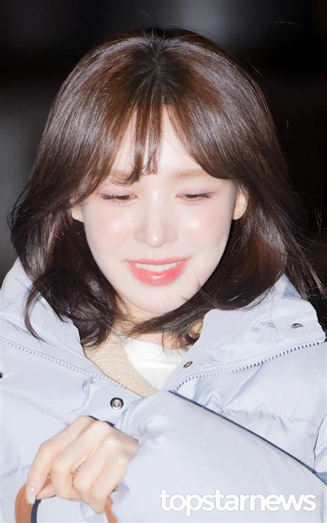 레드벨벳 웬디 ‘더욱 더 여성여성해진 헤어스타일 웬디의 영스트리트 출근길 [hd포토]