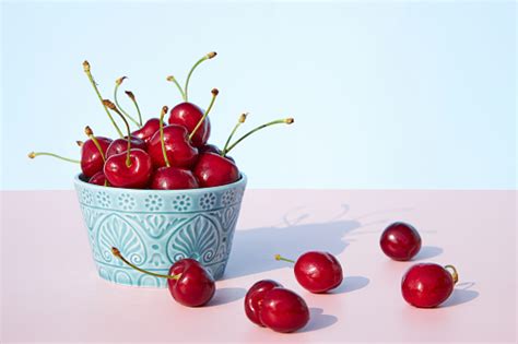 파스텔 핑크 배경에 세라믹 그릇에 신선하고 육즙이 많은 체리 공간을 복사합니다 제철 여름 열매와 과일 수확 개체 그룹에 대한 스톡 사진 및 기타 이미지 Istock