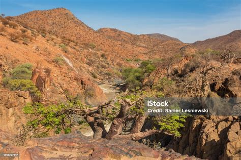 ナミビアとアンゴラの間の国境の川クネネ川の風景図 アフリカのストックフォトや画像を多数ご用意 アフリカ カオコランド カラー画像
