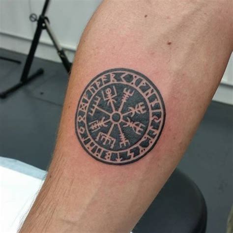 Pin de Lizia en Викинг тату Compass tattoo Modelos tatuadas Tatuaje de símbolos vikingos