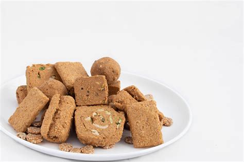 특별 인도 디저트 믹스 틸 케 카스타 골 가작 라드두와 가작 롤과 달콤한 바르피 구르 패티 Rewri 축제 로흐리와 마카르 산크란티 스페셜 주로 마카르 산크란티 로흐리 동안