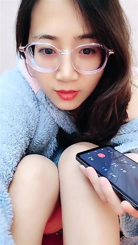 【小狐狸】太骚了兄弟们极欲眼镜妹捆绑自慰潮喷狂撸4 Eporner