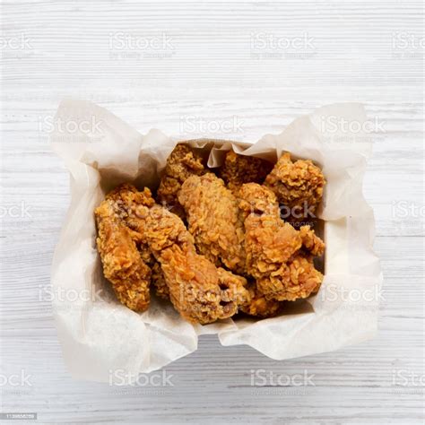 흰 나무 테이블에 종이 상자에 닭 날개 오버 헤드 평면 누워 평면도 클로즈업 고기에 대한 스톡 사진 및 기타 이미지 고기