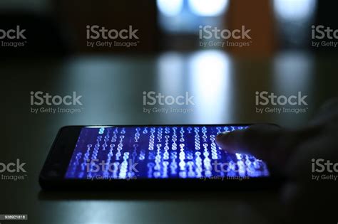 스마트폰 화면에 바이너리 코드와 함께입니다 패스 자물쇠 스크린을 얻는 것을 시도 하는 남자 전화 오류 고 전화 중독 문제 개념입니다 감시에 대한 스톡 사진 및 기타 이미지