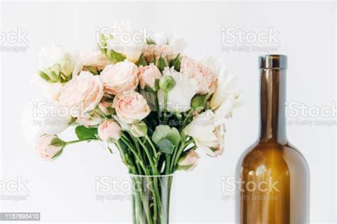 꽃병 및 병에 꽃 꽃다발 분홍색 장미와 최소한의 구성 흰색 배경입니다 계절에 대한 스톡 사진 및 기타 이미지 계절 공휴일