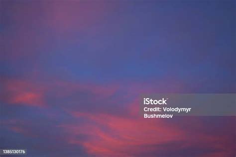 背景に燃えるようなオレンジ色の夕日の空美しい空 ふわふわのストックフォトや画像を多数ご用意 ふわふわ ウクライナ カラー画像