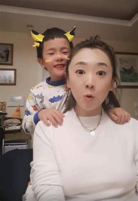 月亮姐姐：富豪老公首出镜，在家拍段子无意间晒出一家三口全家福儿子妈妈晓今娱