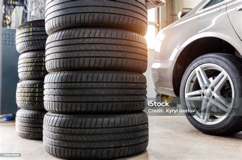 두 개의 자동 리프트 뒷모습이있는 자동차 휠 수리 정비소에서 겨울철 타이어 교체 차량 타이어 수리 점검 유지 보수 고장 고장 후 예비 부품을 교체하기 위한 자동차 차고