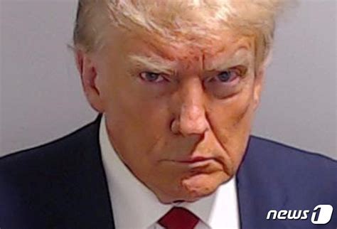 트럼프 머그샷 드디어 공개됐다…눈 부릅뜬 모습