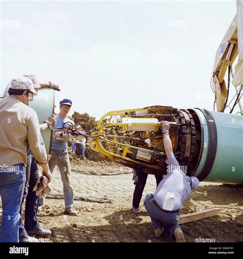 Pipeline Running Tool