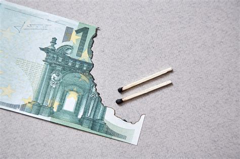 인플레이션과 감가상각 돈 개념 파산 또는 재정적 파멸과 빈곤 번트 유로 지폐 와 경기 불에 탄에 대한 스톡 사진 및 기타 이미지 불에 탄 유럽 연합 통화 0명