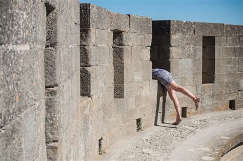 카 르 카 손에서 중세 요새에서 그림에 대 한 위험을 감수 하는 떨어지는 여자 25 센트에 대한 스톡 사진 및 기타 이미지