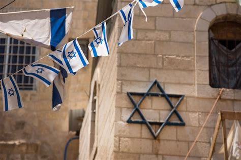 Bandera israelí ondeando al viento Foto Premium