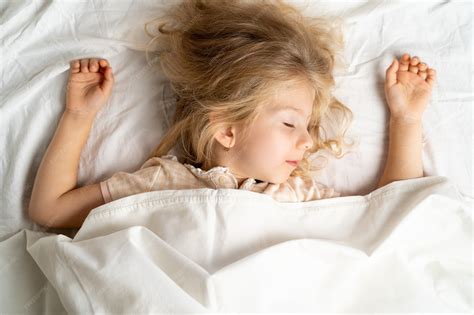 Uma Pequena Loira Está Dormindo Docemente Em Uma Cama Com Calcinha