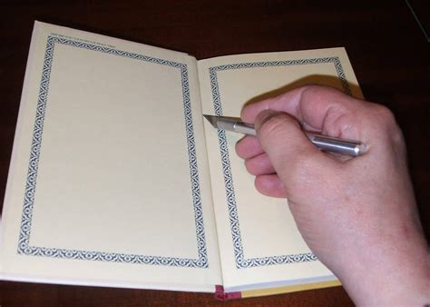 Cómo hacer una funda para un kindle utilizando un libro