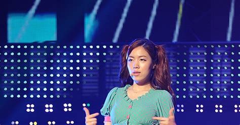 [t포토] 티아라 화영 수줍은 복고 소녀