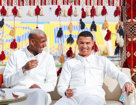 کریستیانو رونالدو با لباس عربی و اجرای رقص شمشیر عکس طرفداری